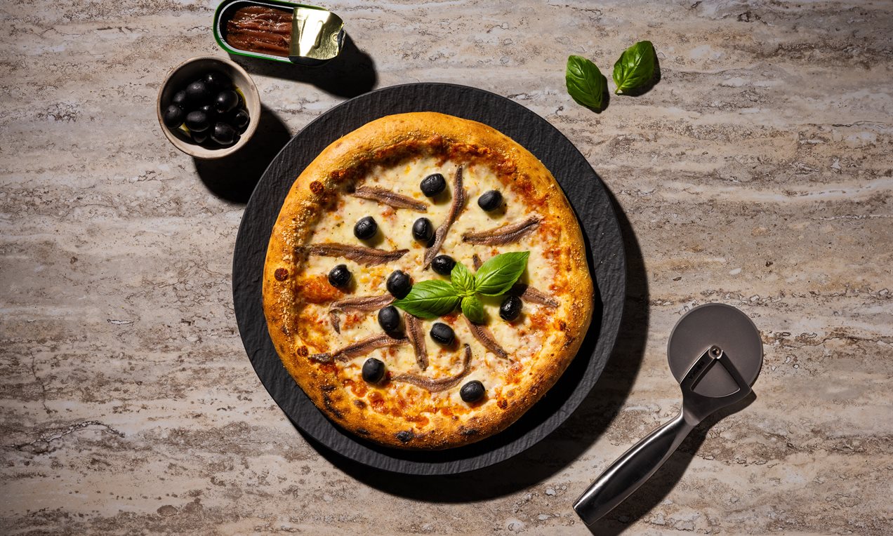 Pizza mit Sardellen und Oliven Rezept | Dr. Oetker