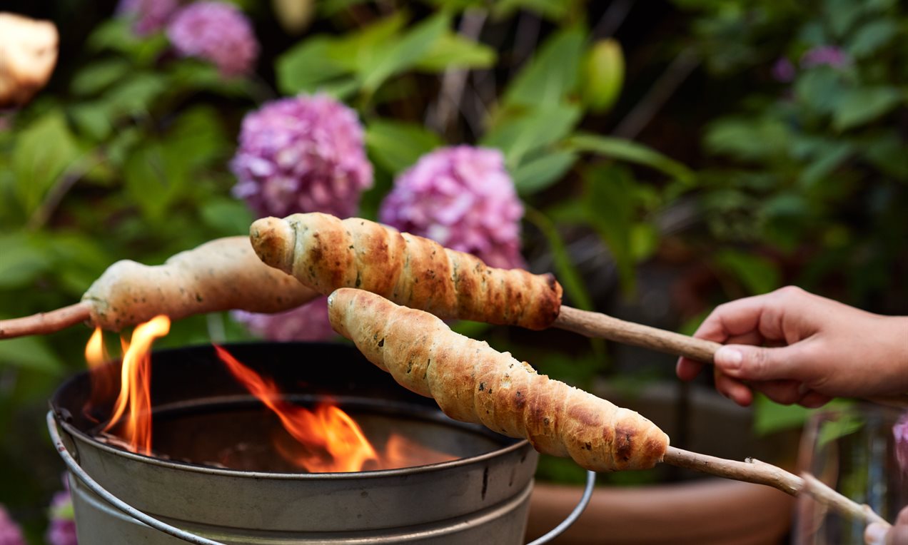 Schlangenbrot vom Feuer Rezept | Dr. Oetker