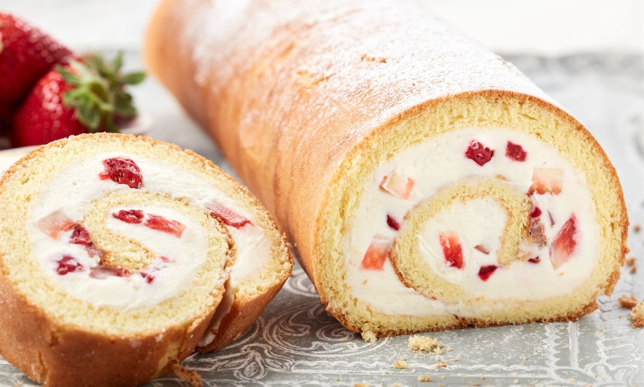 Schnelle Erdbeer-Roulade Rezept | Dr. Oetker