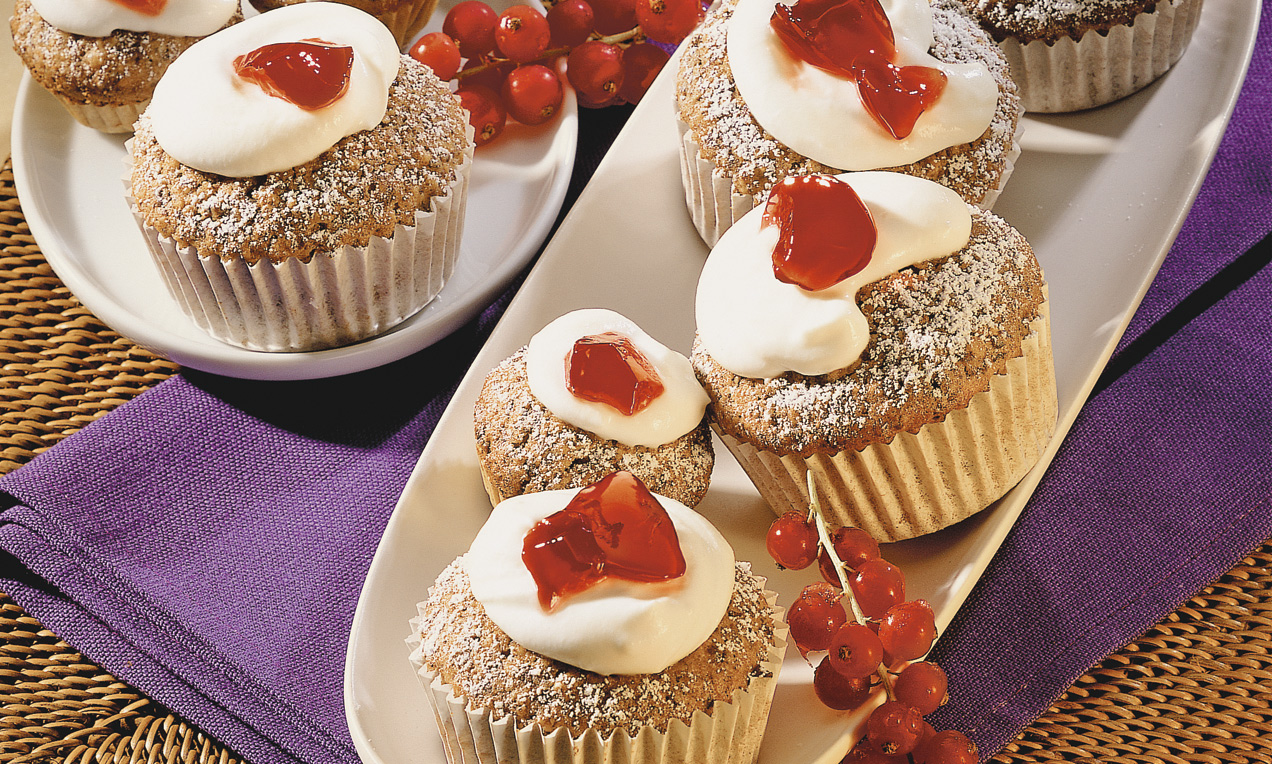 Johannisbeer-Muffins mit Crème fraîche-Haube Rezept | Dr. Oetker