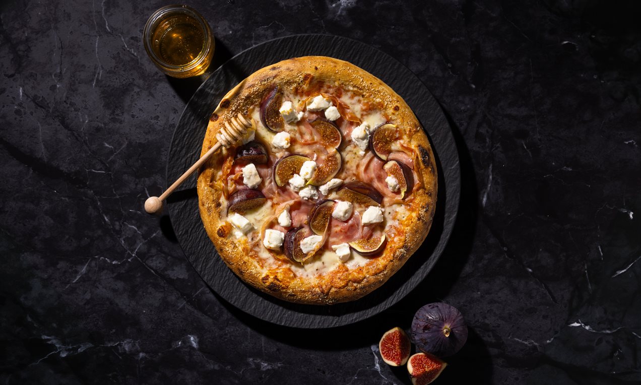 Pizza con formaggio di capra e pancetta Ricetta | Dr. Oetker